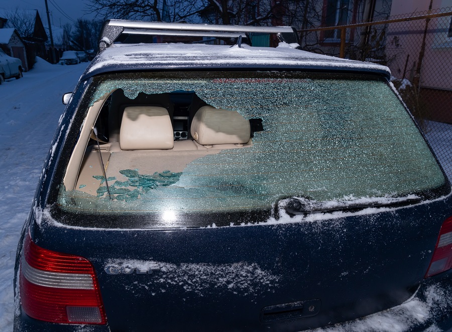 Može li staklo na autu da pukne "samo od sebe"?